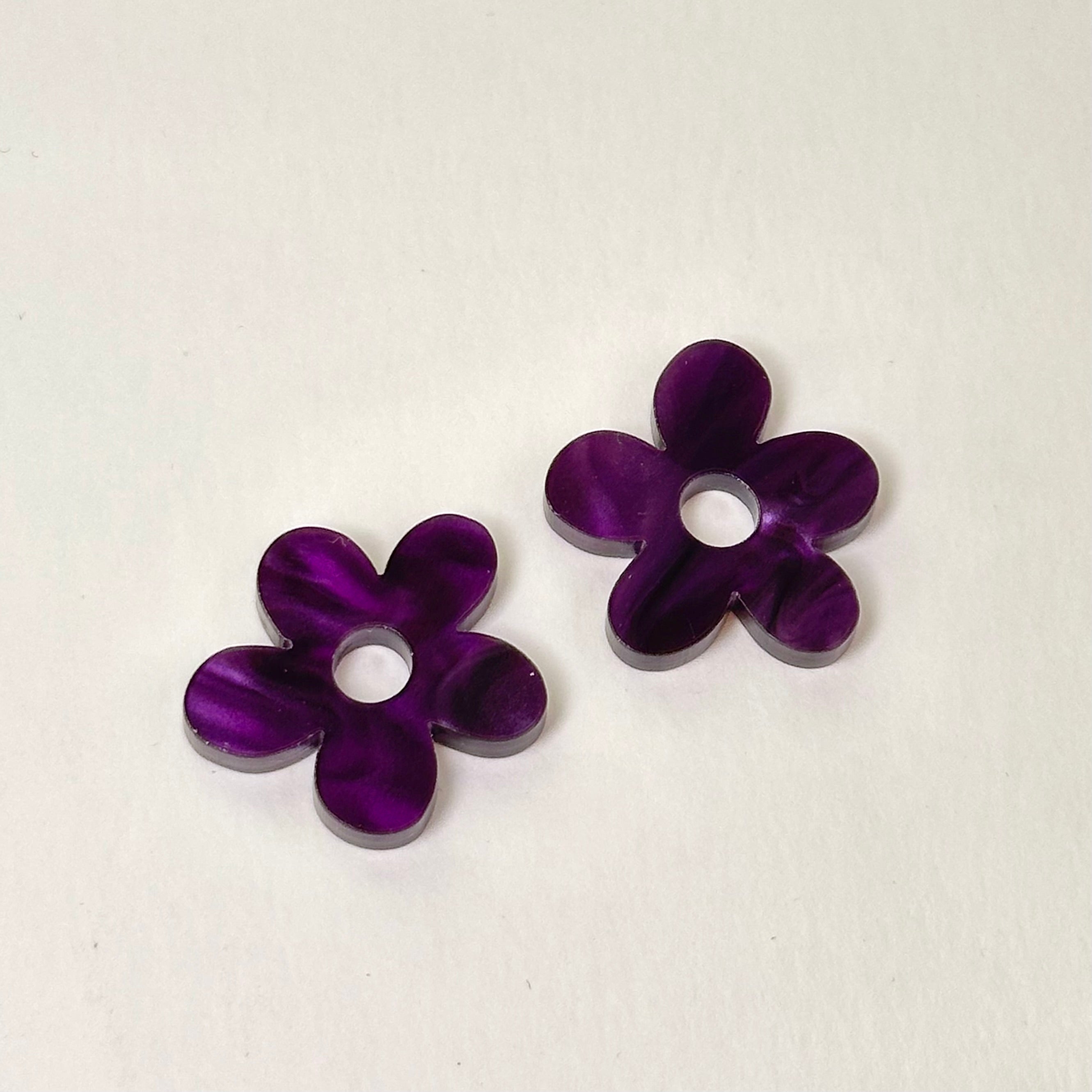 Charm flor morado mármol – Hemisferio Derecho